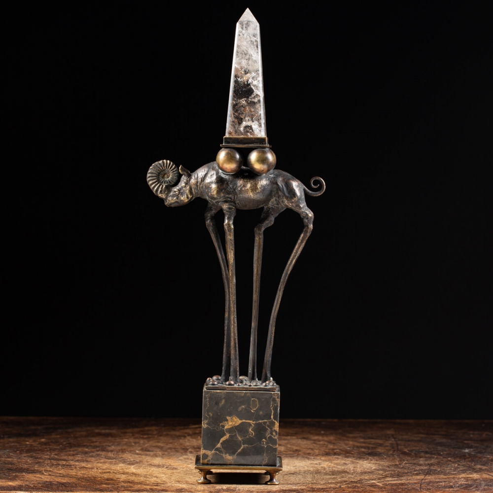 Scultura Rinoceronte con Cristallo di Rocca su base in marmo antico