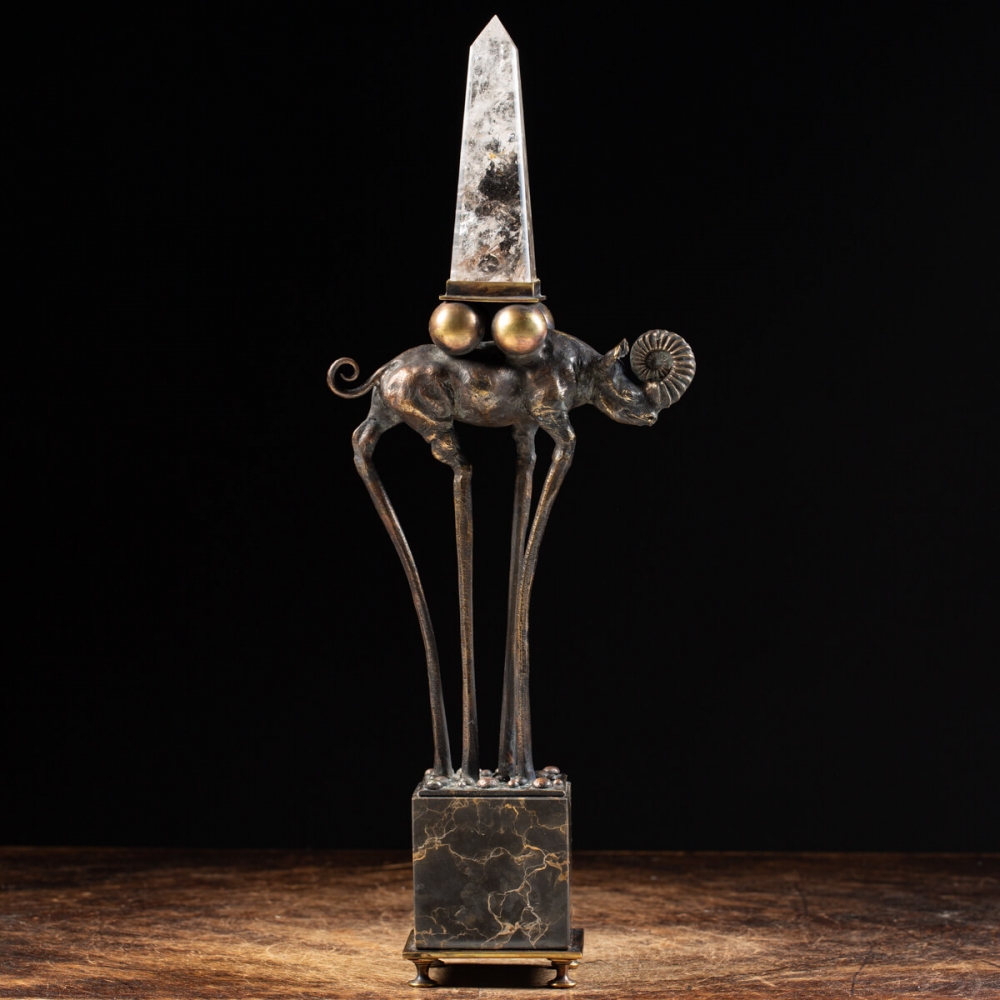 Scultura Rinoceronte con Cristallo di Rocca su base in marmo antico