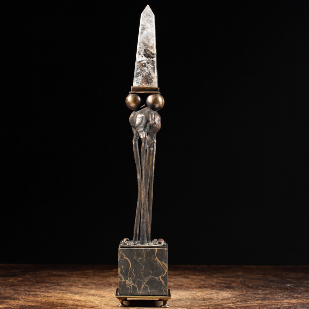 Scultura Rinoceronte con Cristallo di Rocca su base in marmo antico