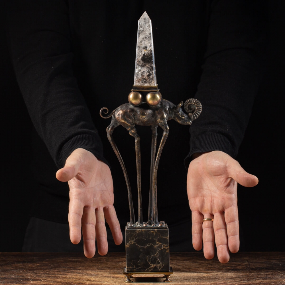 Scultura Rinoceronte con Cristallo di Rocca su base in marmo antico