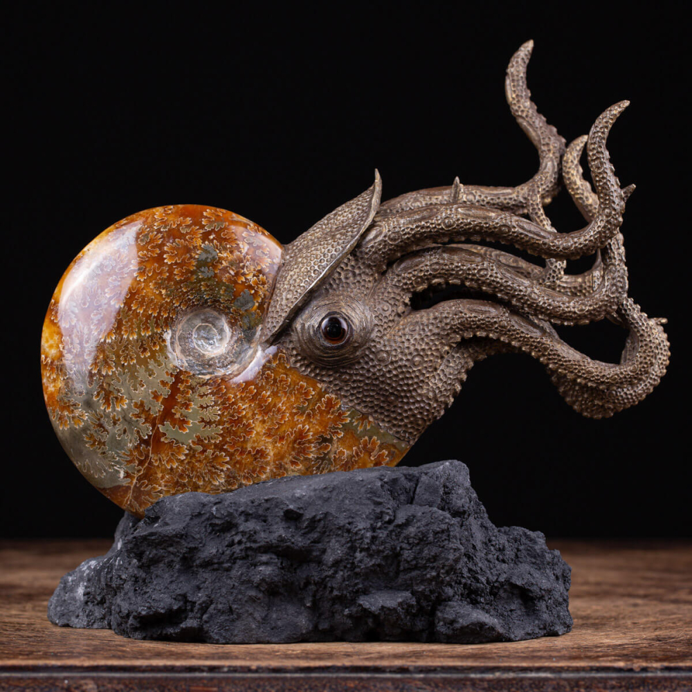 Lebensechte Ammonitenskulptur