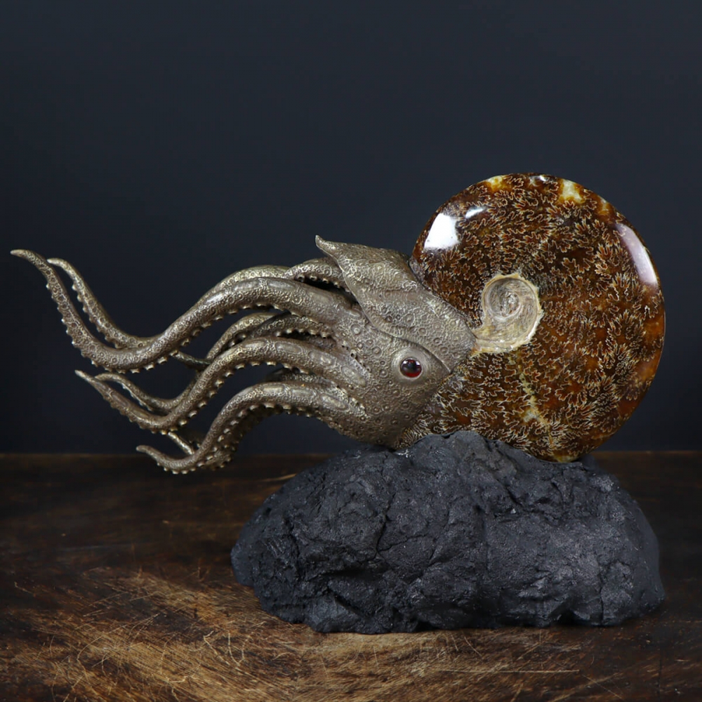 Sculpture avec détails en ammonite et en laiton