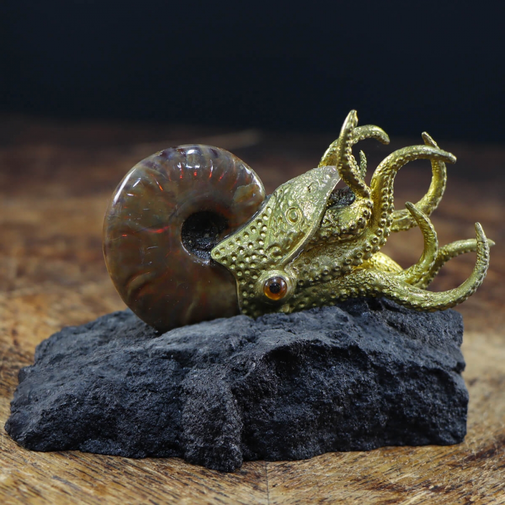 Scultura in Ammonite con dettagli in ottone