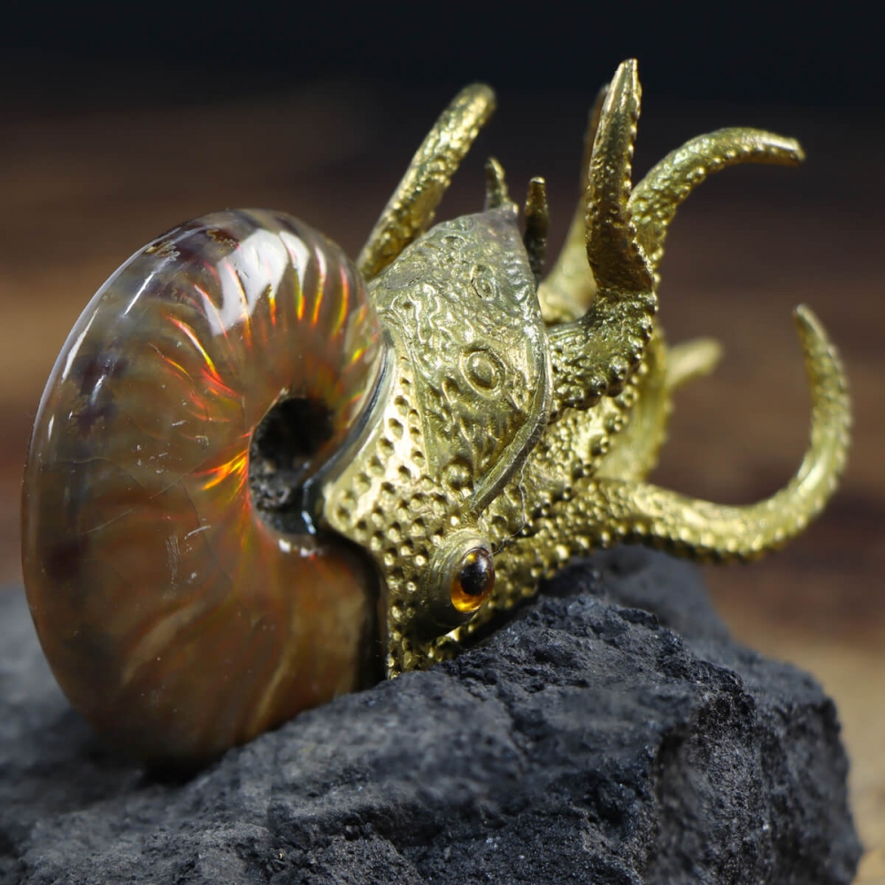 Scultura in Ammonite con dettagli in ottone