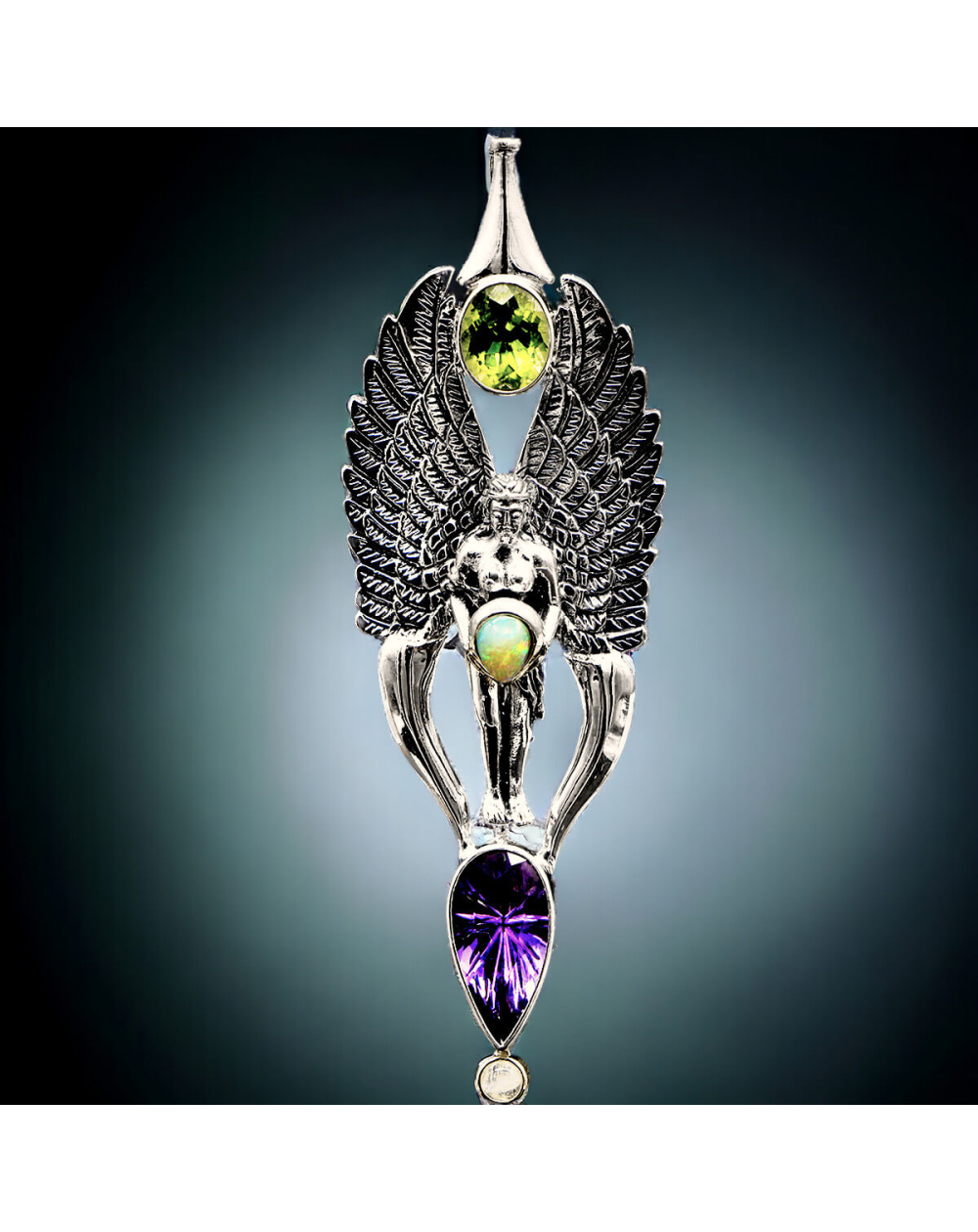 Isis Amulet: De Betovering van Hemelse Edelstenen - GEO-09