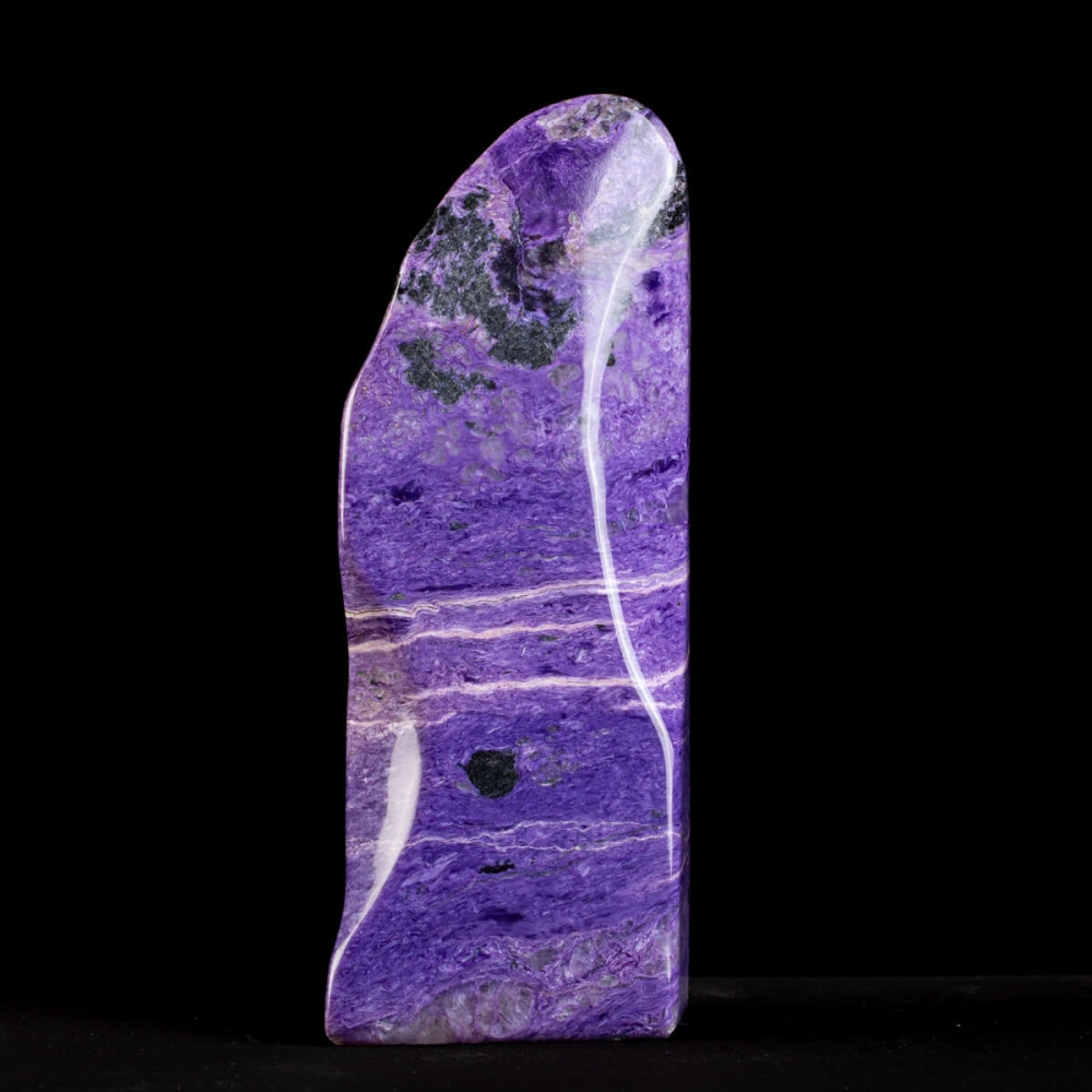 Meravigliosa Charoite in forma libera.