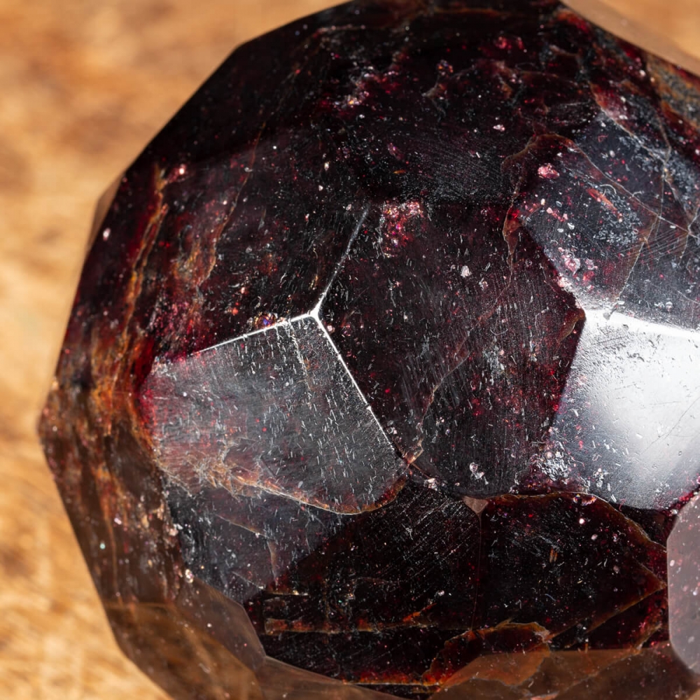 Sfera Sfaccettata in Granato