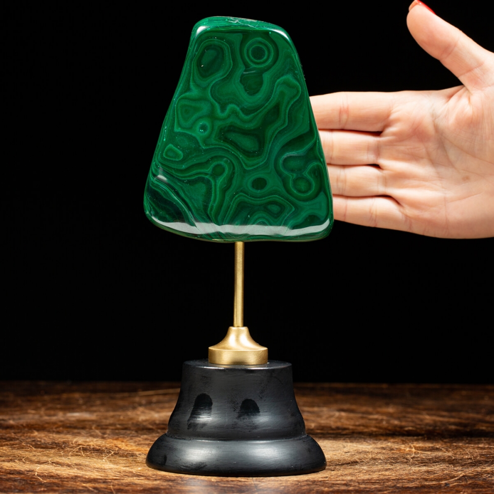 Malachite sur socle en bois et laiton