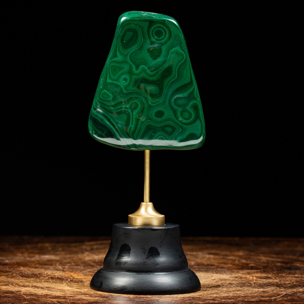 Malachite sur socle en bois et laiton
