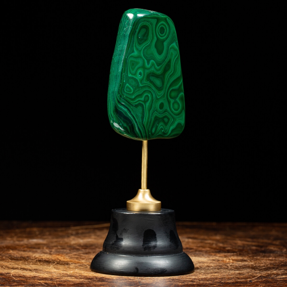 Malachite sur socle en bois et laiton