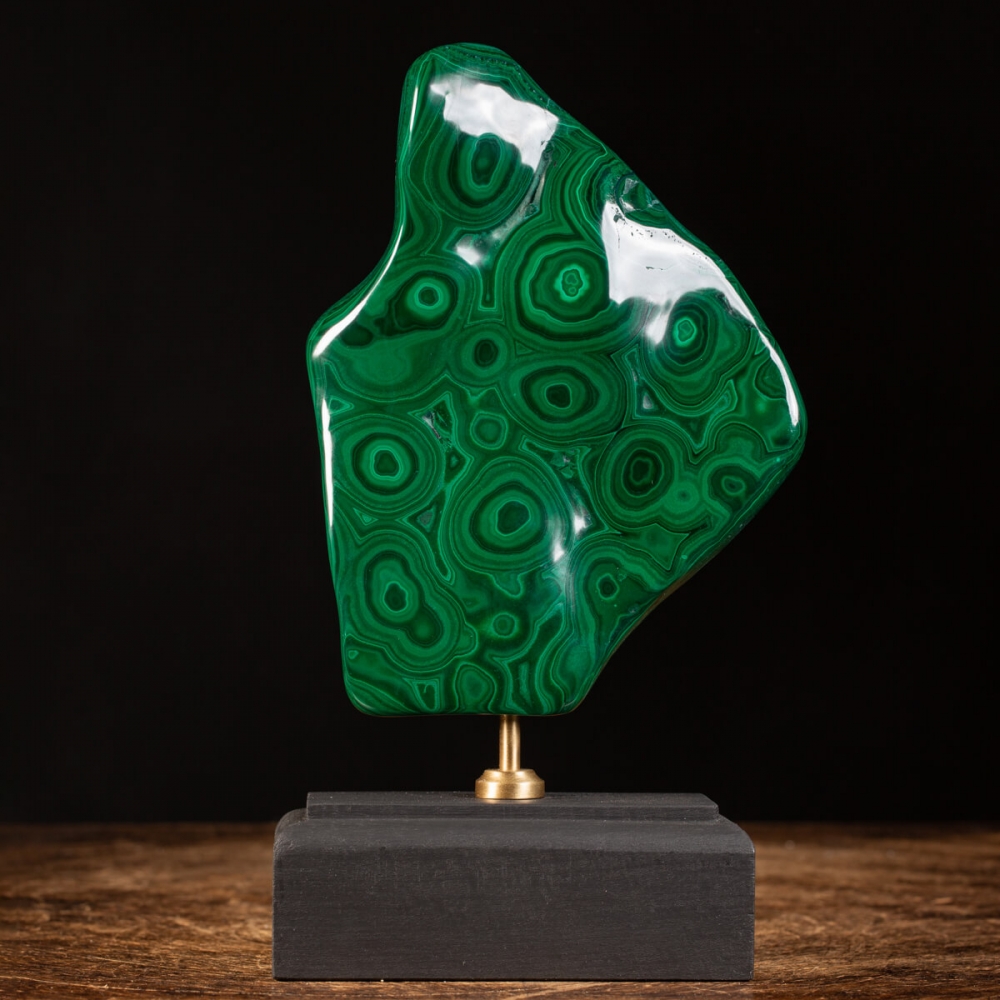 Malachite su piedistallo in legno e ottone