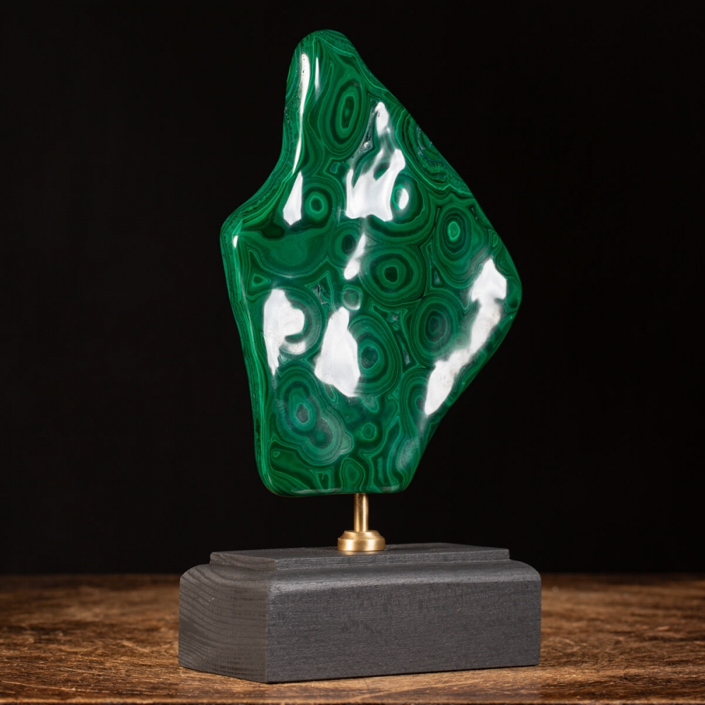 Malachite su piedistallo in legno e ottone