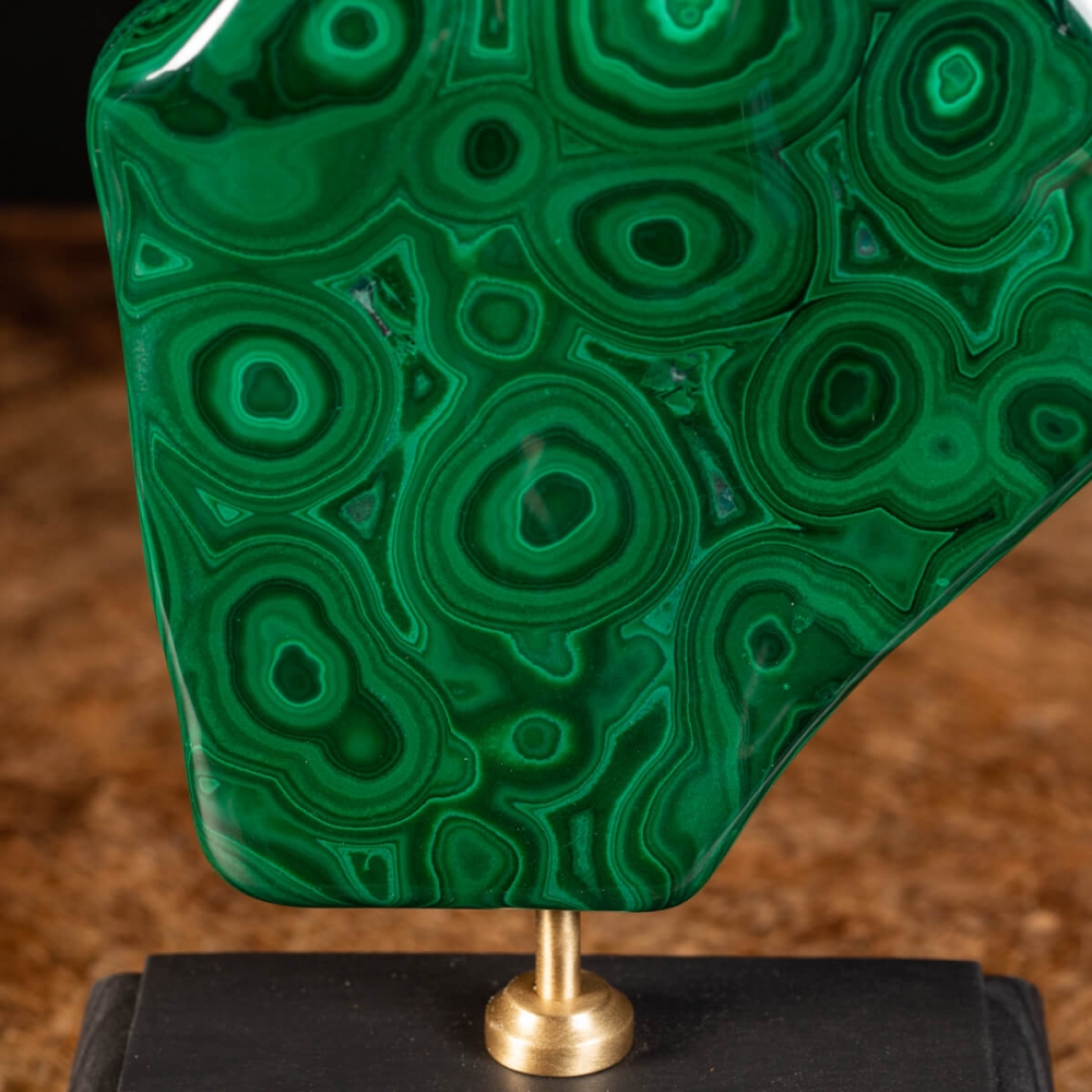 Malachite su piedistallo in legno e ottone