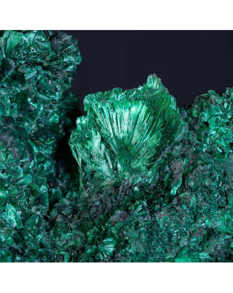 Malachite Fibreuse: Spécimen Naturel d'une Beauté et d'une Forme ...