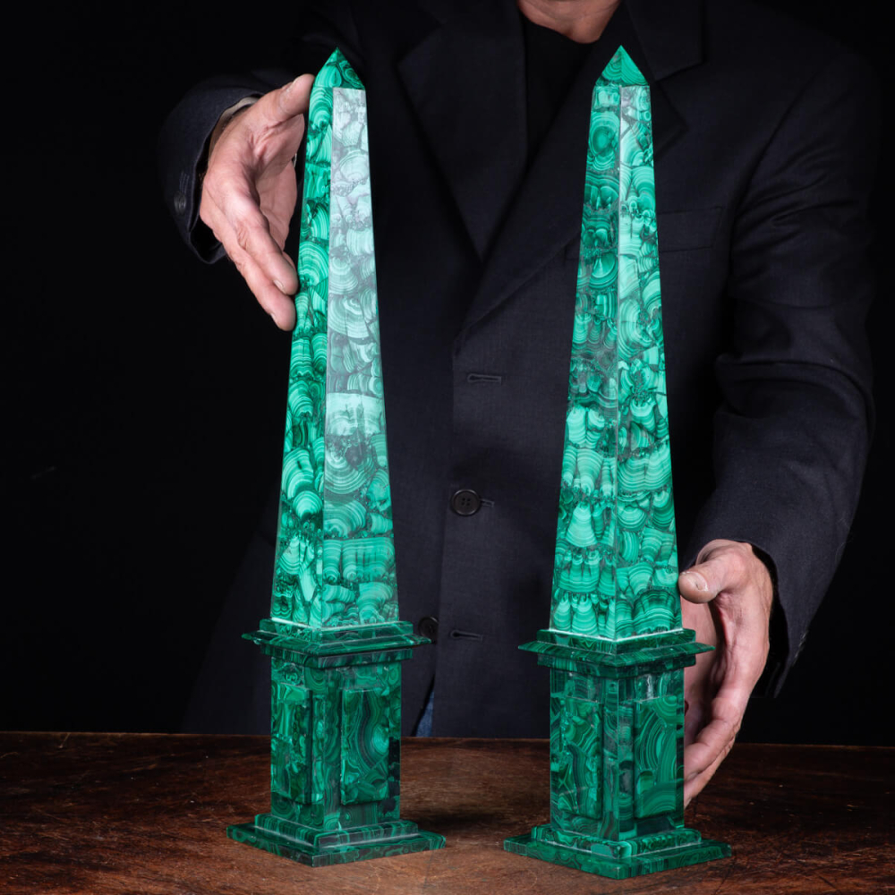 Obelischi di Malachite: Opere d'Arte Energetiche per la Tua Casa.