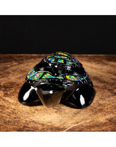 Schildkrötenstatue aus Obsidian und Opal