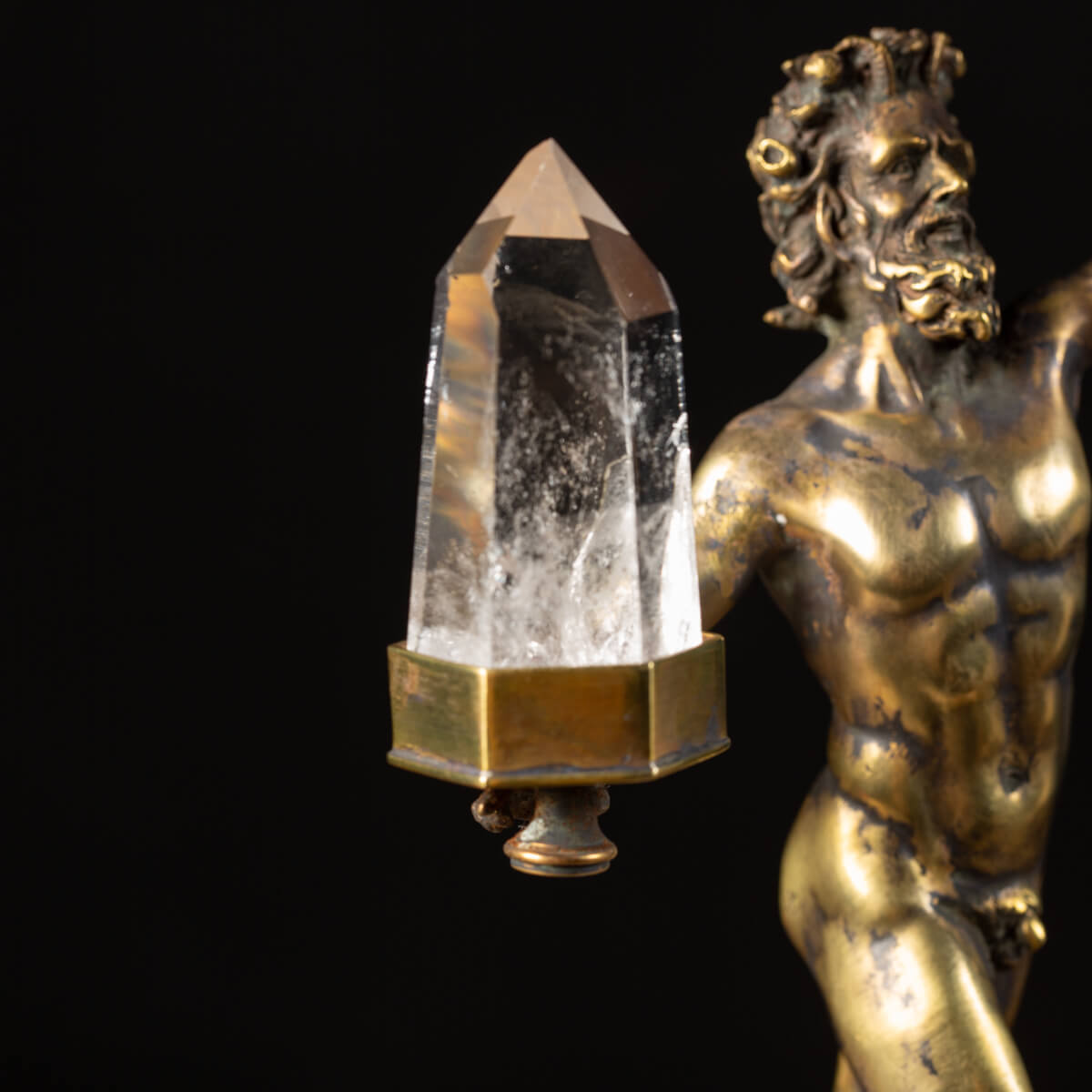 Sculpture de faune dansante avec pointes de quartz et bol