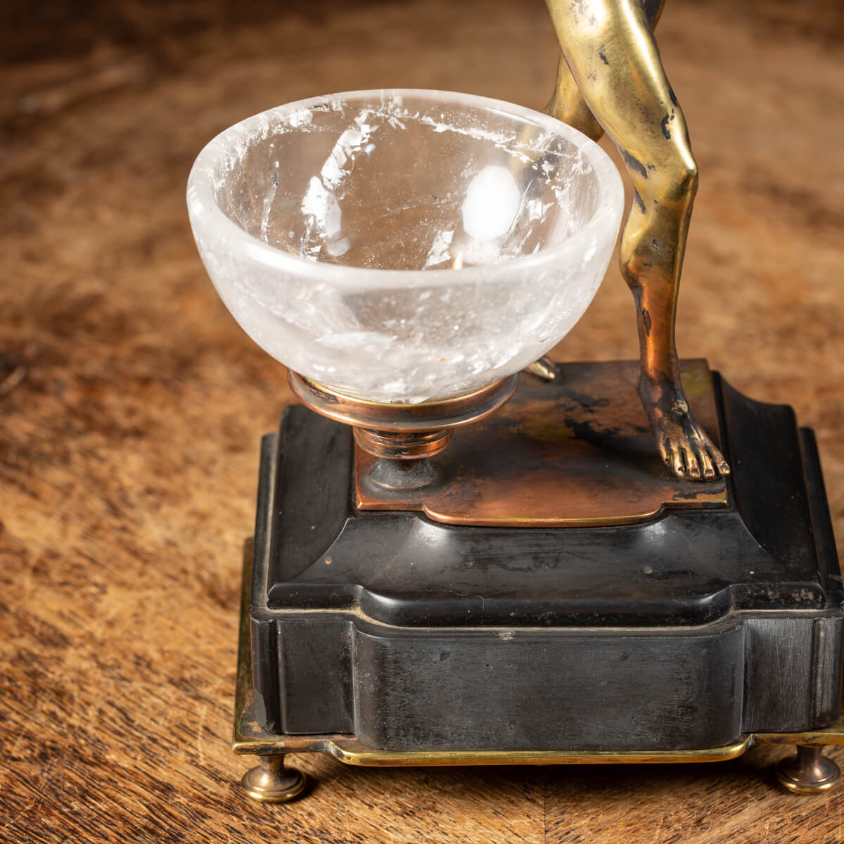 Sculpture de faune dansante avec pointes de quartz et bol