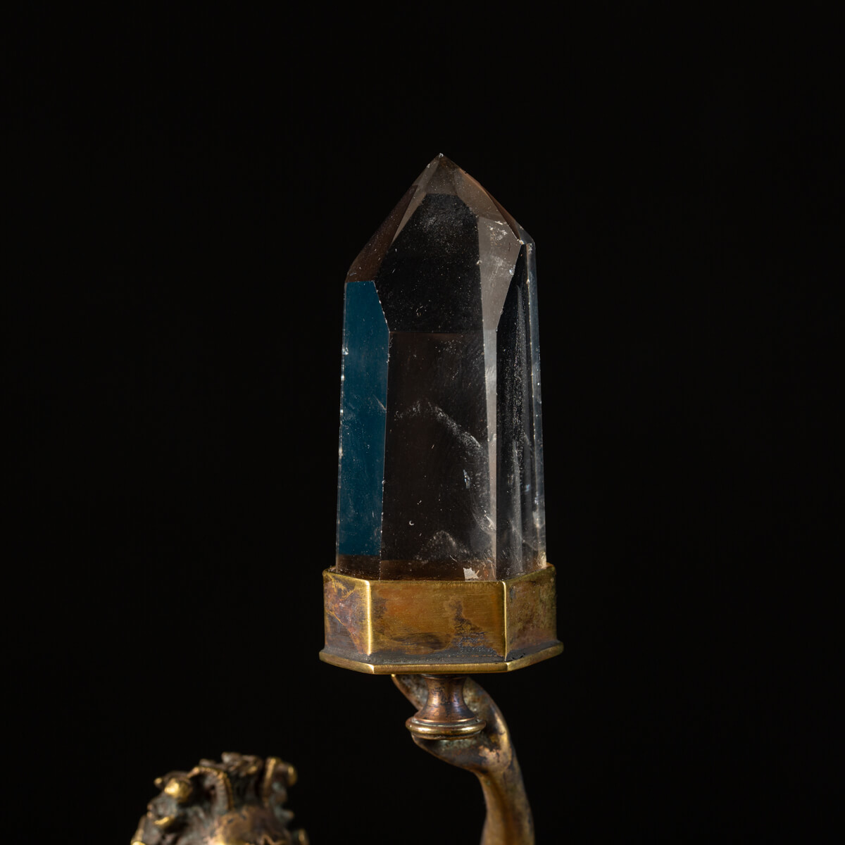 Sculpture de faune dansante avec pointes de quartz et bol