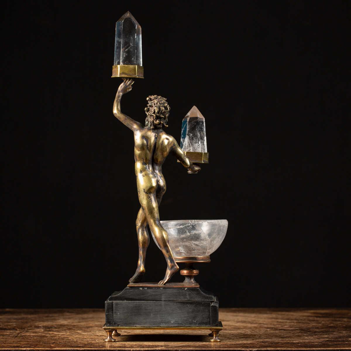 Sculpture de faune dansante avec pointes de quartz et bol