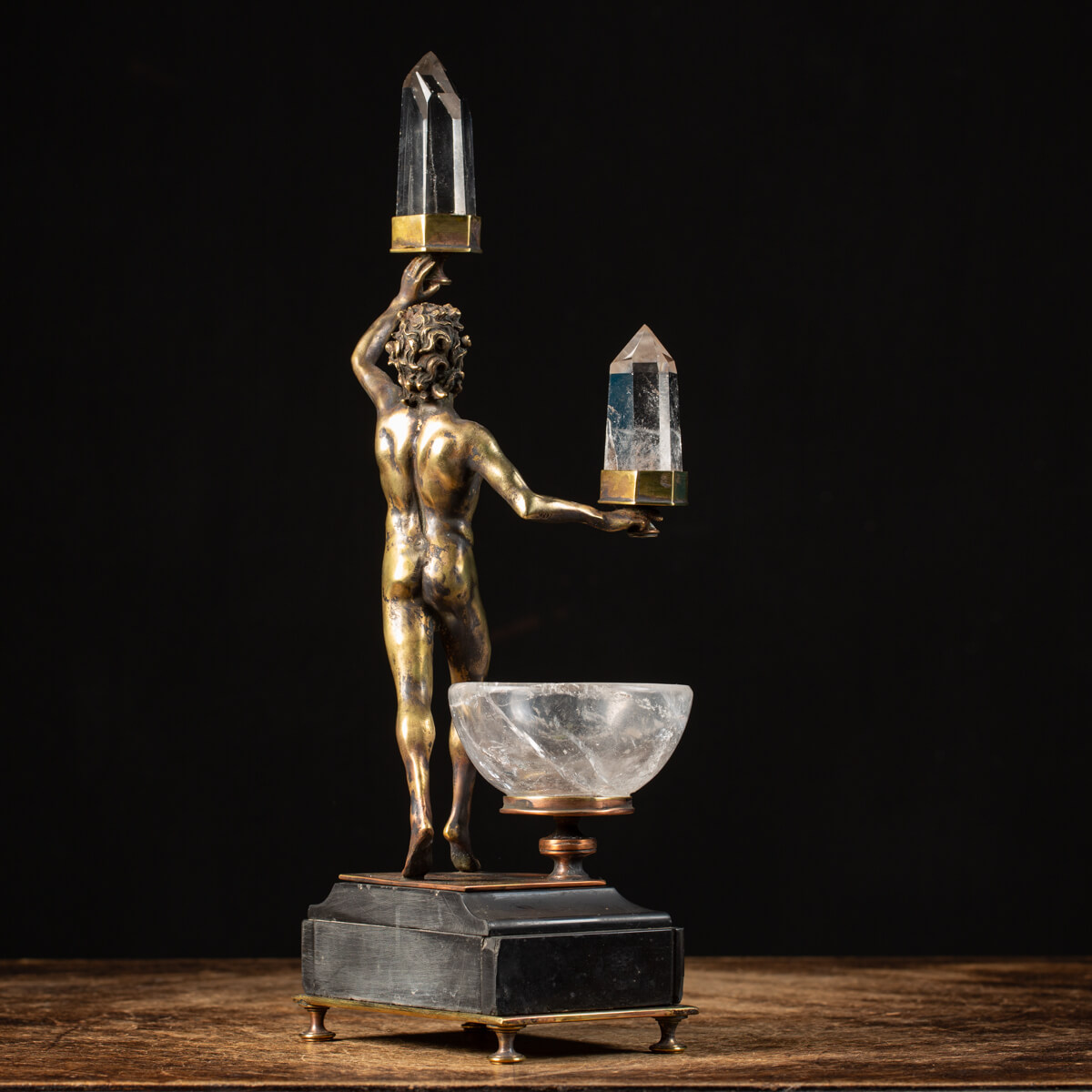 Sculpture de faune dansante avec pointes de quartz et bol