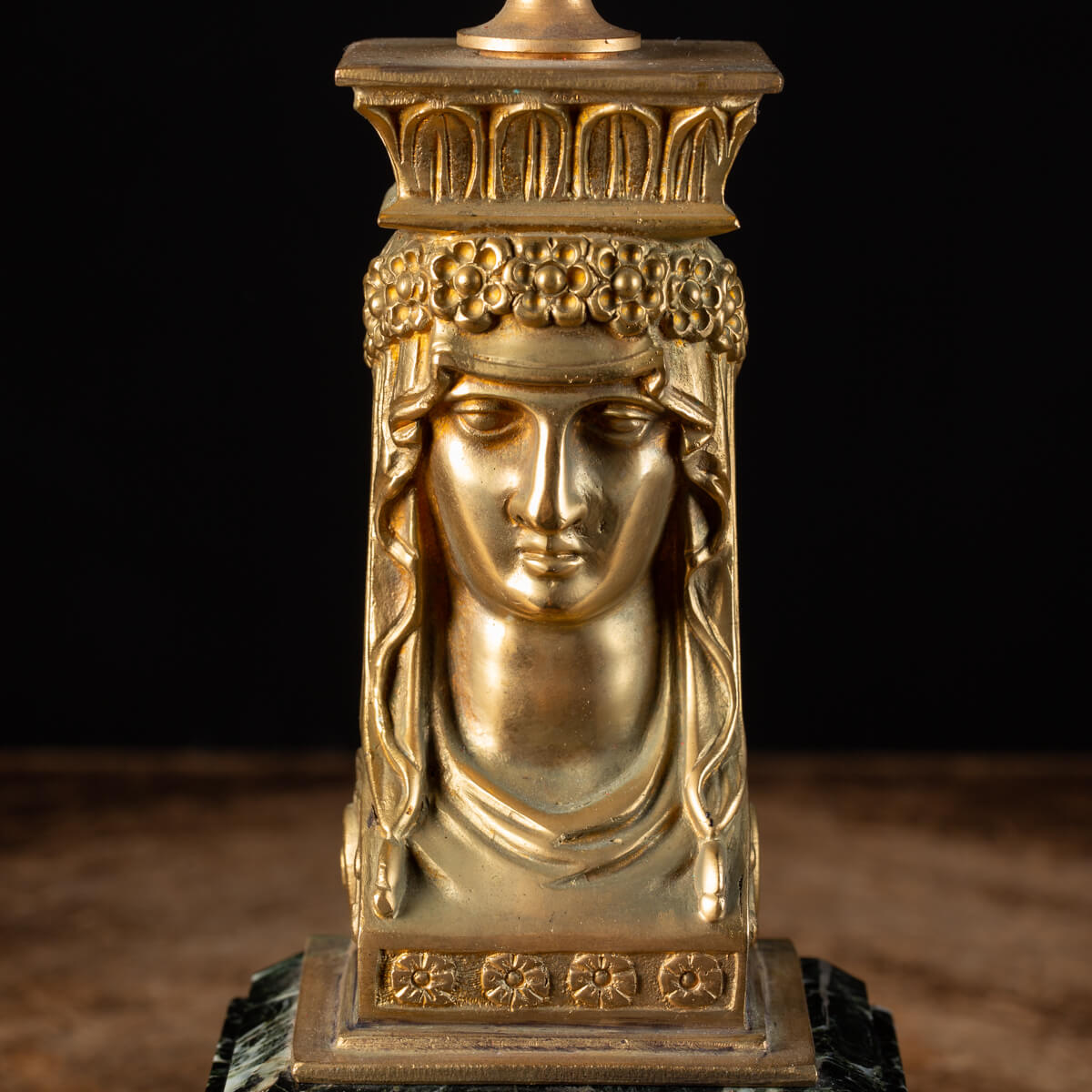 Cloris sculptuur met kwarts obelisk op een antieke marmeren voet