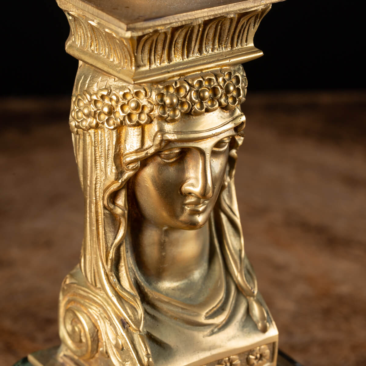 Cloris sculptuur met kwarts obelisk op een antieke marmeren voet