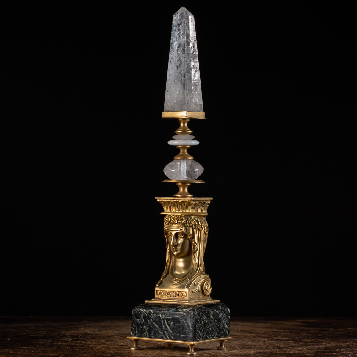 Cloris sculptuur met kwarts obelisk op een antieke marmeren voet