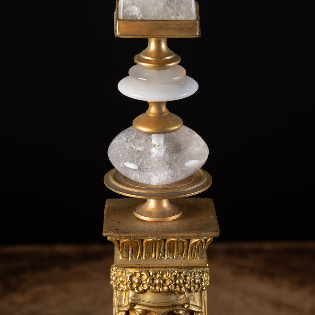 Cloris sculptuur met kwarts obelisk op een antieke marmeren voet