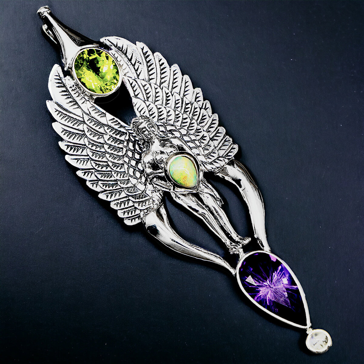 Isis Amulet: De Betovering van Hemelse Edelstenen - GEO-09