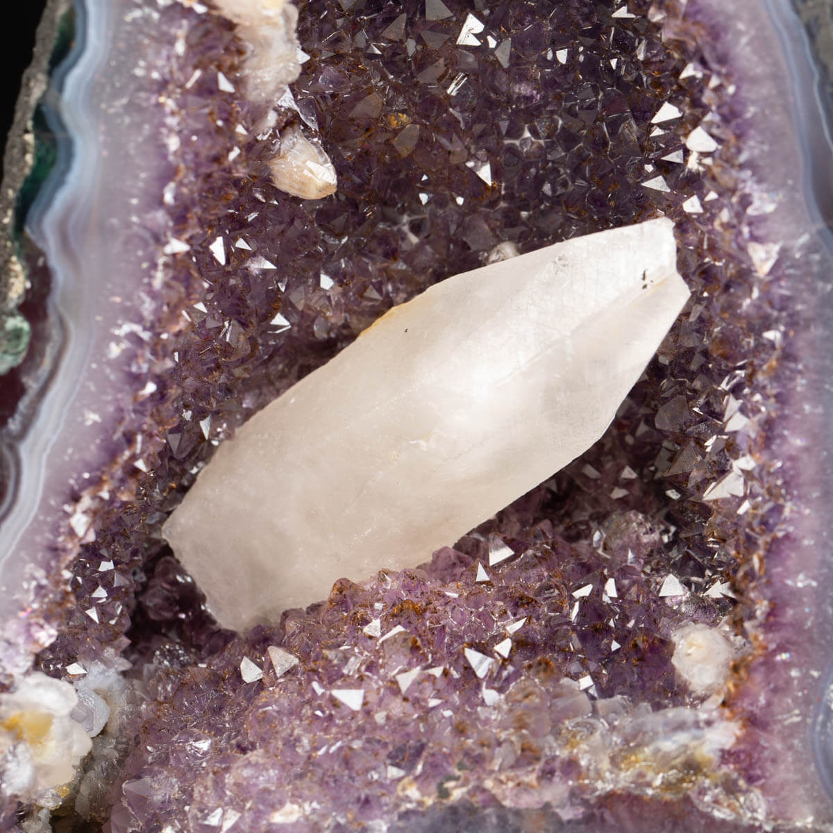 Kleine grot-amethist met calcietkristal - AGCT-22