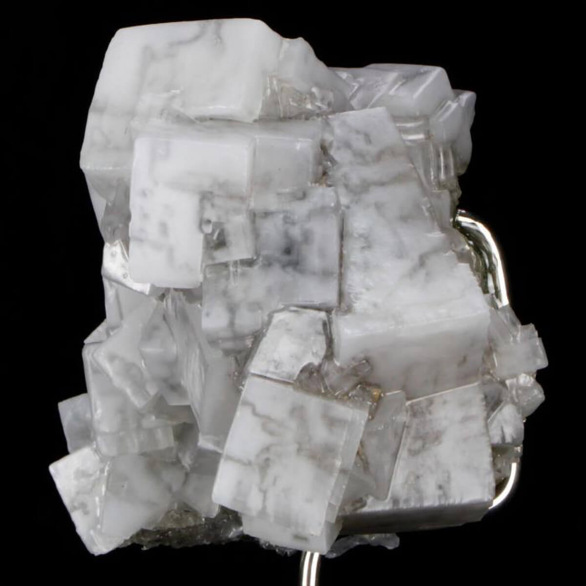 Halitkristall auf Holzsockel montiert