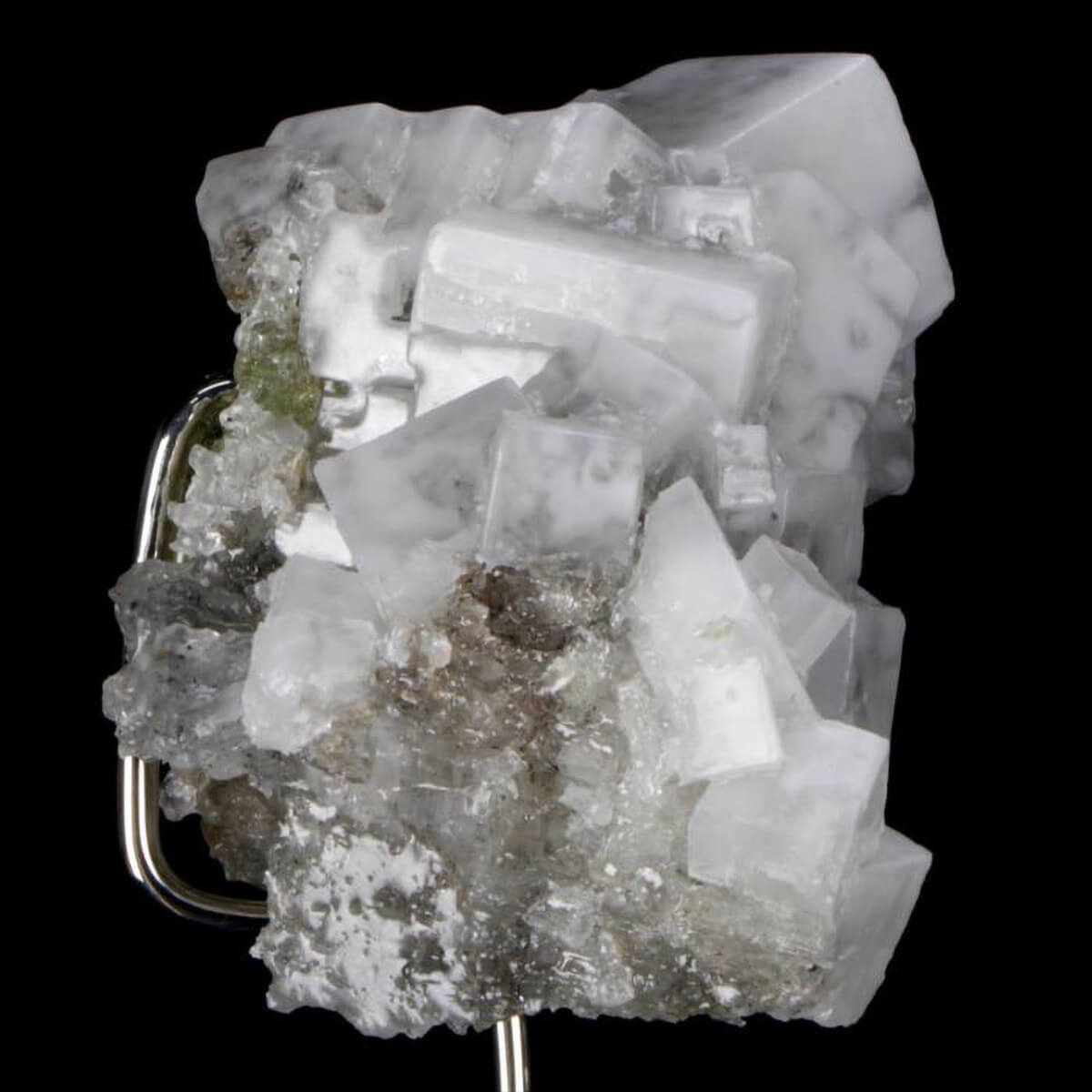 Halitkristall auf Holzsockel montiert