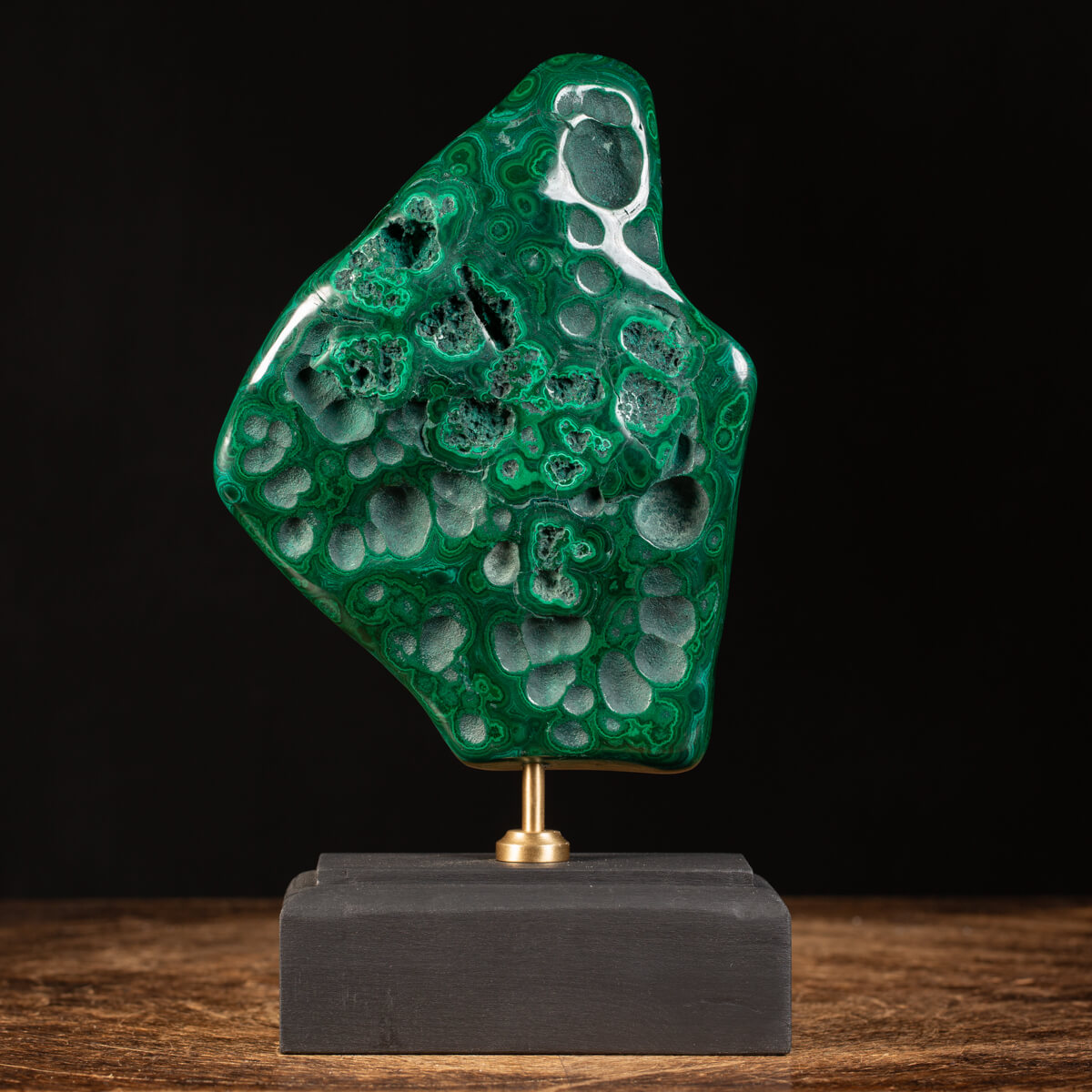 Malachite su piedistallo in legno e ottone