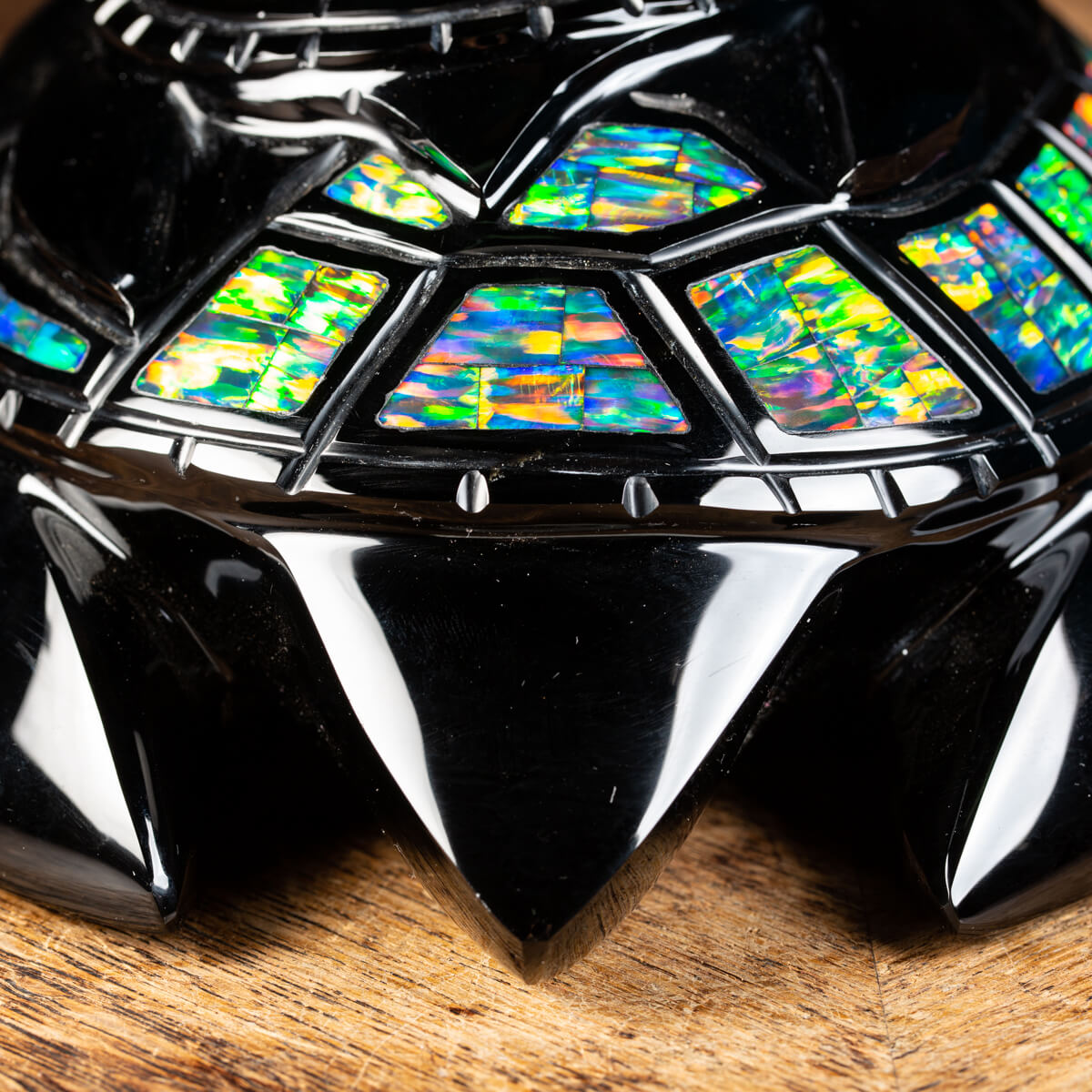 Schildkrötenstatue aus Obsidian und Opal