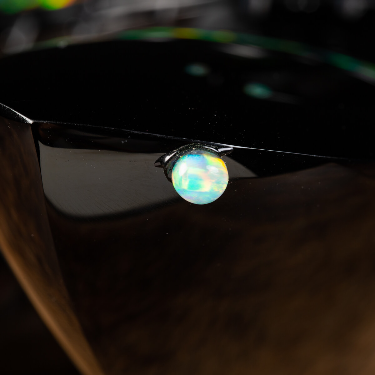 Schildkrötenstatue aus Obsidian und Opal